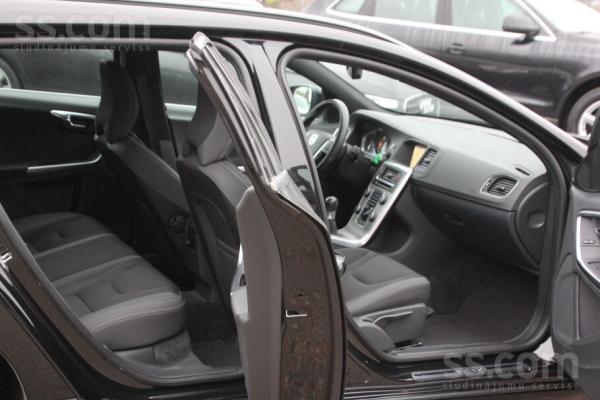 Black Volvo V60 2014 in Tukums, with an engine capacity of 2.00 L and mileage of 257 thousand km for 7990 €, photo 6 on AUTOMOTO.COM.LV