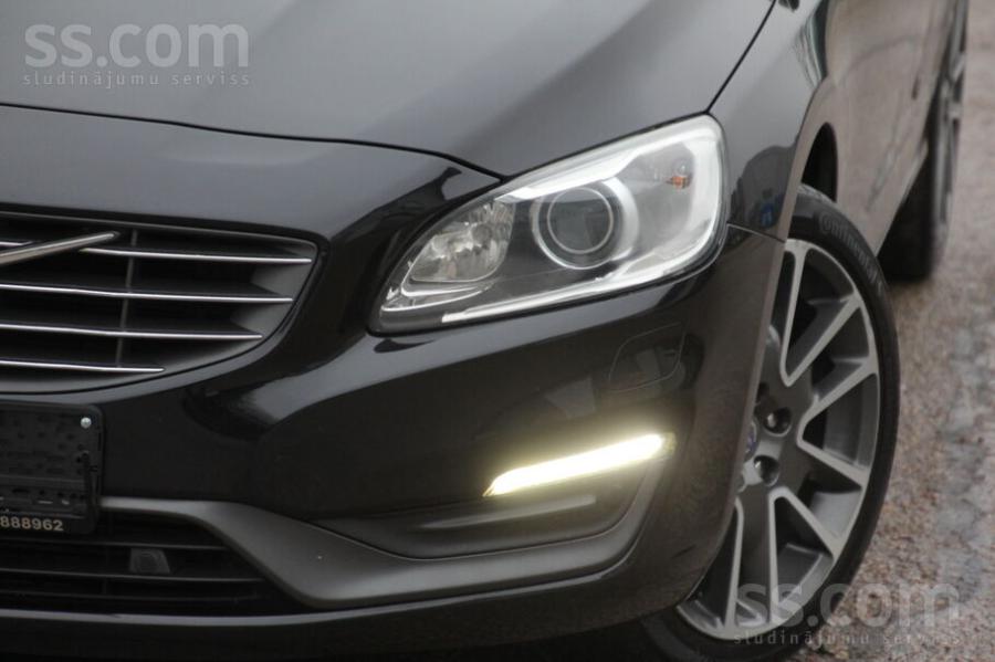 Black Volvo V60 2014 in Tukums, with an engine capacity of 2.00 L and mileage of 257 thousand km for 7990 €, photo 12 on AUTOMOTO.COM.LV