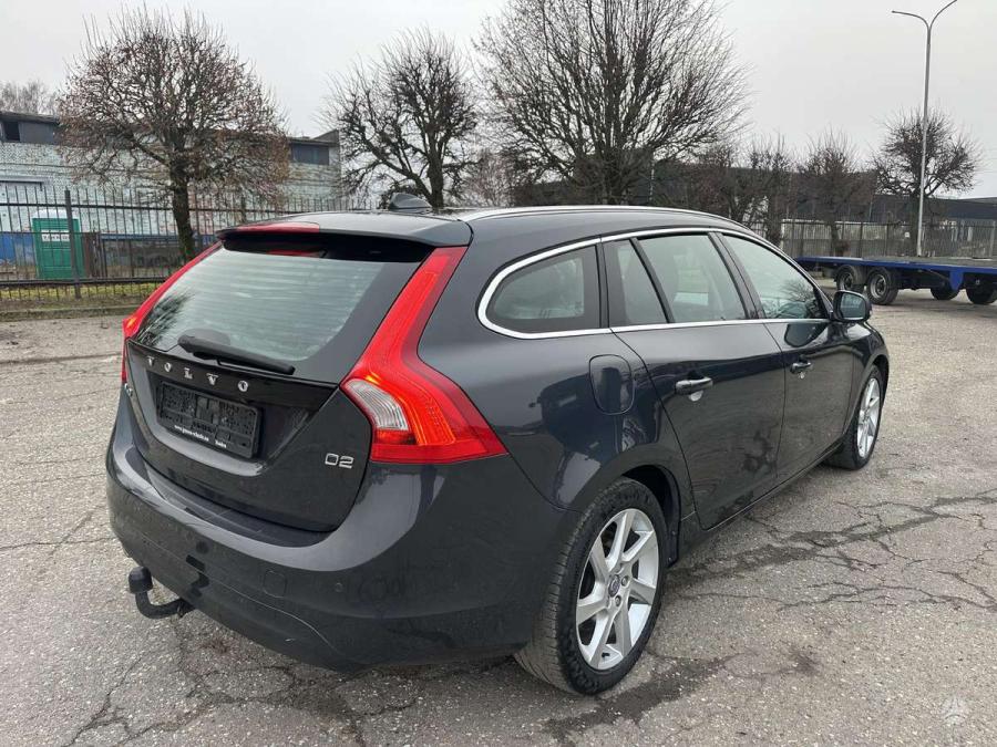 Black Volvo V60 2014 in Marijampole, with an engine capacity of 1.56 L and mileage of 260 thousand km for 6350 €, photo 4 on AUTOMOTO.COM.LV