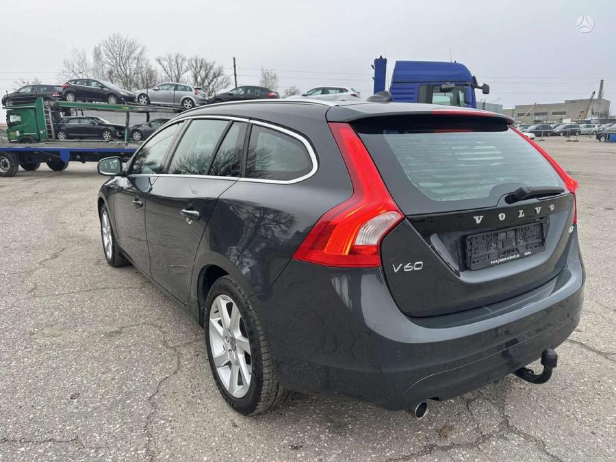 Black Volvo V60 2014 in Marijampole, with an engine capacity of 1.56 L and mileage of 260 thousand km for 6350 €, photo 5 on AUTOMOTO.COM.LV