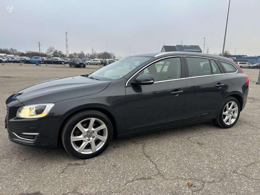 Black Volvo V60 2014 in Marijampole, with an engine capacity of 1.56 L and mileage of 260 thousand km for 6350 €, photo 6 on AUTOMOTO.COM.LV
