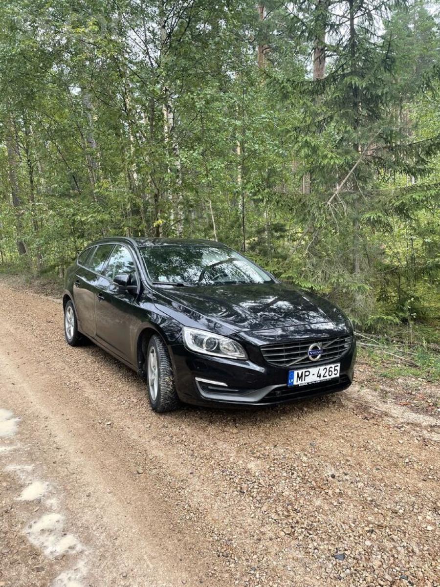 Black Volvo V60 2014 in Ogre, with an engine capacity of 1.60 L and mileage of 251 thousand km for 6200 €, photo 1 on AUTOMOTO.COM.LV
