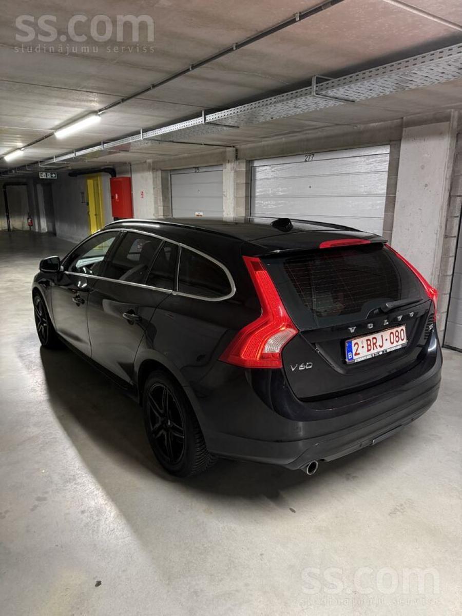 Black Volvo V60 2014 in Riga, with an engine capacity of 2.00 L and mileage of 175 thousand km for 7500 €, photo 10 on AUTOMOTO.COM.LV