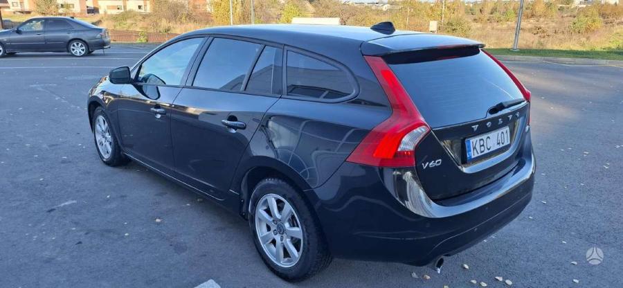 Melns Volvo V60 2014 Viļņa, ar dzinēja tilpumu 1.56 L un nobraukumu 269 tūkst. km par 6800 €, foto 4 vietnē AUTOMOTO.COM.LV