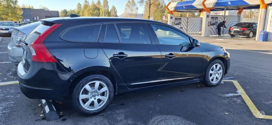 Melns Volvo V60 2014 Viļņa, ar dzinēja tilpumu 1.56 L un nobraukumu 269 tūkst. km par 6800 €, foto 10 vietnē AUTOMOTO.COM.LV