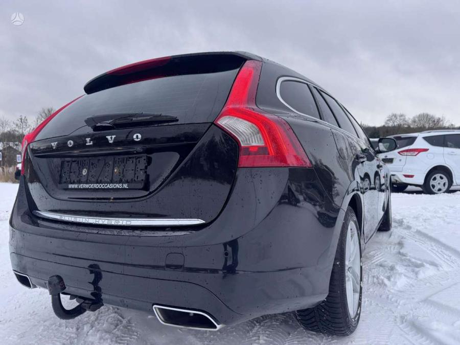 Black Volvo V60 2014 in Alytus, with an engine capacity of 2.40 L and mileage of 258 thousand km for 8100 €, photo 11 on AUTOMOTO.COM.LV
