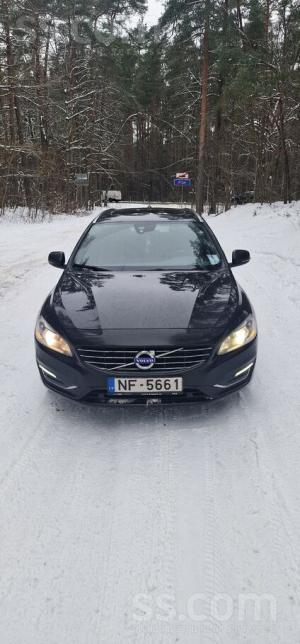 Melns Volvo V60 2014 Rīga, ar dzinēja tilpumu 2.40 L un nobraukumu 350 tūkst. km par 7150 €, foto  vietnē AUTOMOTO.COM.LV