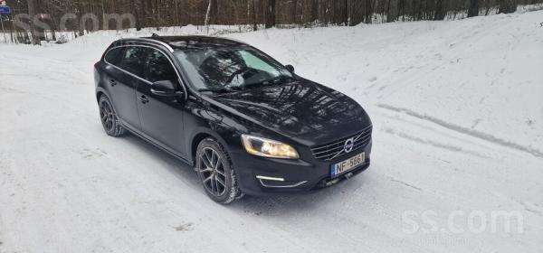 Black Volvo V60 2014 in Riga, with an engine capacity of 2.40 L and mileage of 350 thousand km for 7150 €, photo 2 on AUTOMOTO.COM.LV