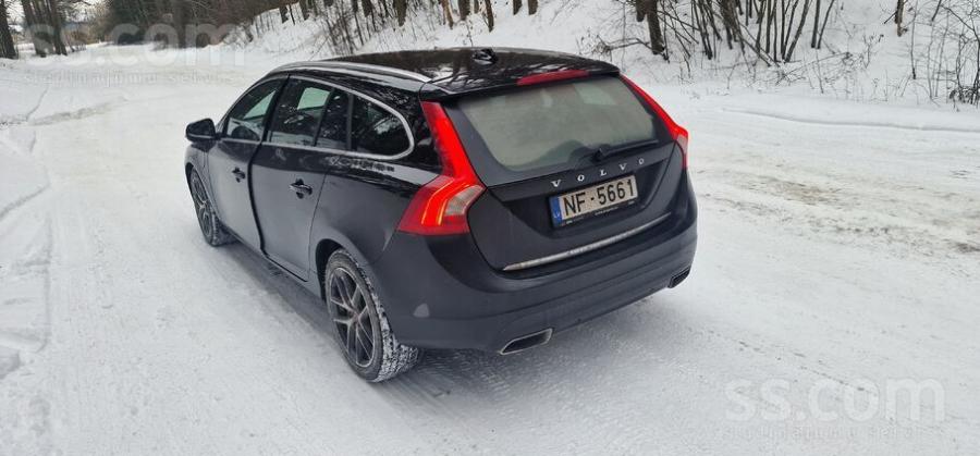 Melns Volvo V60 2014 Rīga, ar dzinēja tilpumu 2.40 L un nobraukumu 350 tūkst. km par 7150 €, foto 4 vietnē AUTOMOTO.COM.LV