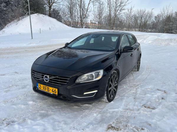 Black Volvo V60 2014 in Vilnius, with an engine capacity of 2.40 L and mileage of 296 thousand km for 7900 €, photo 2 on AUTOMOTO.COM.LV