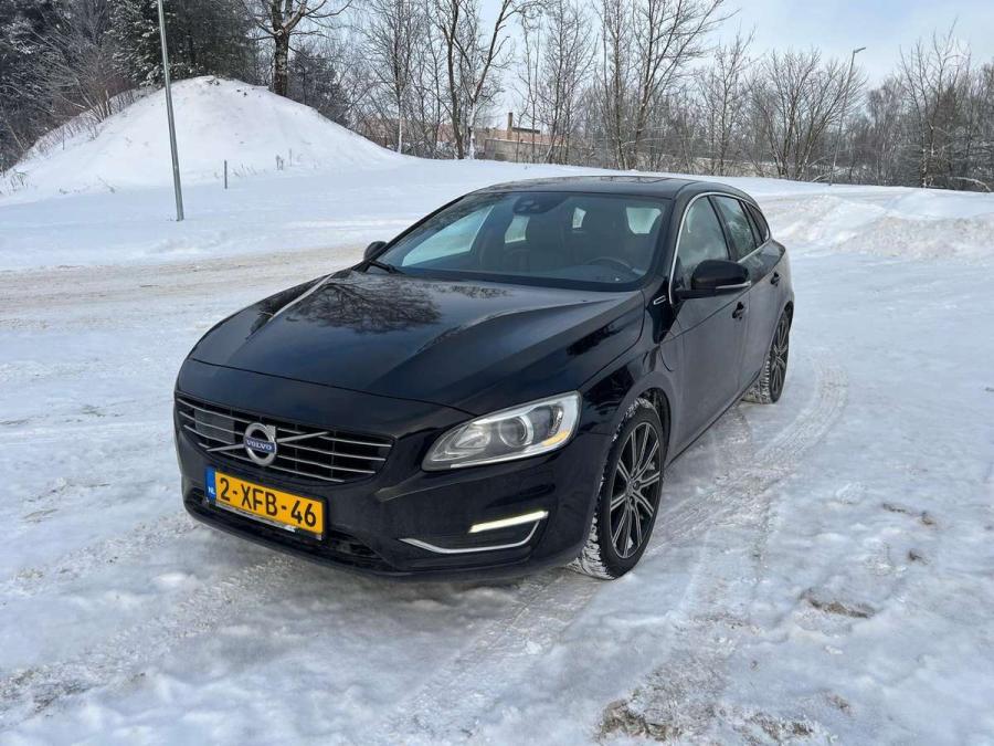 Black Volvo V60 2014 in Vilnius, with an engine capacity of 2.40 L and mileage of 296 thousand km for 7900 €, photo 2 on AUTOMOTO.COM.LV