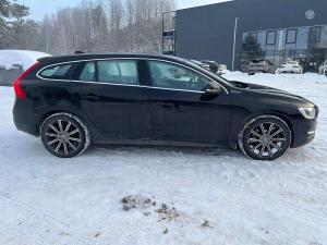Black Volvo V60 2014 in Vilnius, with an engine capacity of 2.40 L and mileage of 296 thousand km for 7900 €, photo 3 on AUTOMOTO.COM.LV
