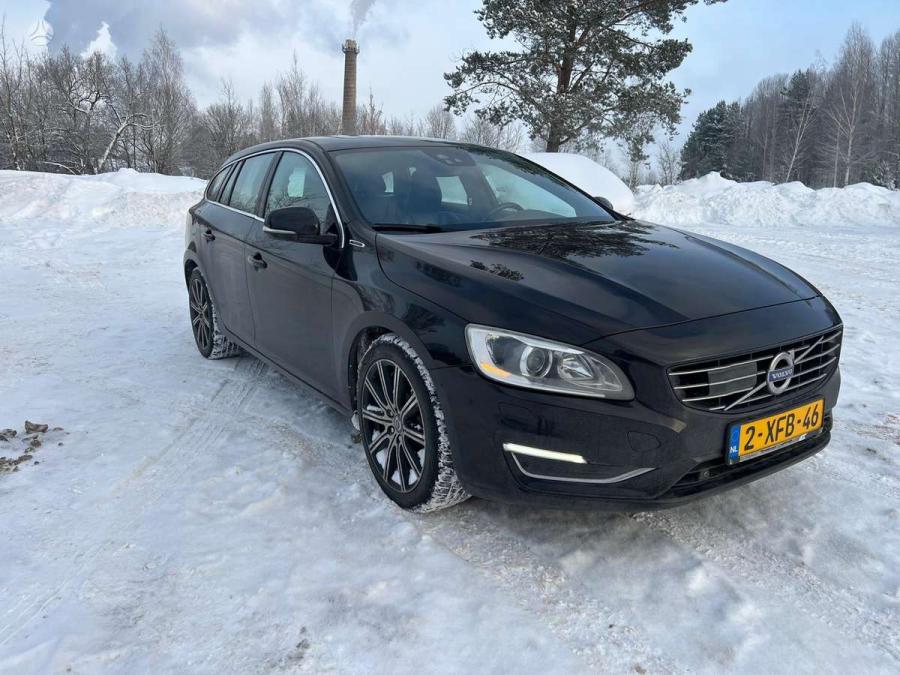 Black Volvo V60 2014 in Vilnius, with an engine capacity of 2.40 L and mileage of 296 thousand km for 7900 €, photo 4 on AUTOMOTO.COM.LV