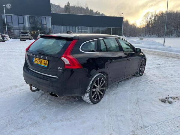 Black Volvo V60 2014 in Vilnius, with an engine capacity of 2.40 L and mileage of 296 thousand km for 7900 €, photo 6 on AUTOMOTO.COM.LV