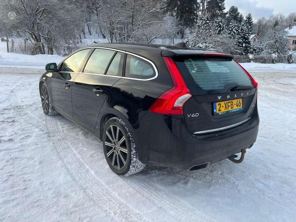 Black Volvo V60 2014 in Vilnius, with an engine capacity of 2.40 L and mileage of 296 thousand km for 7900 €, photo 8 on AUTOMOTO.COM.LV