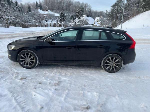 Black Volvo V60 2014 in Vilnius, with an engine capacity of 2.40 L and mileage of 296 thousand km for 7900 €, photo 9 on AUTOMOTO.COM.LV