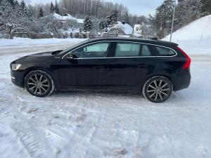 Black Volvo V60 2014 in Vilnius, with an engine capacity of 2.40 L and mileage of 296 thousand km for 7900 €, photo 9 on AUTOMOTO.COM.LV