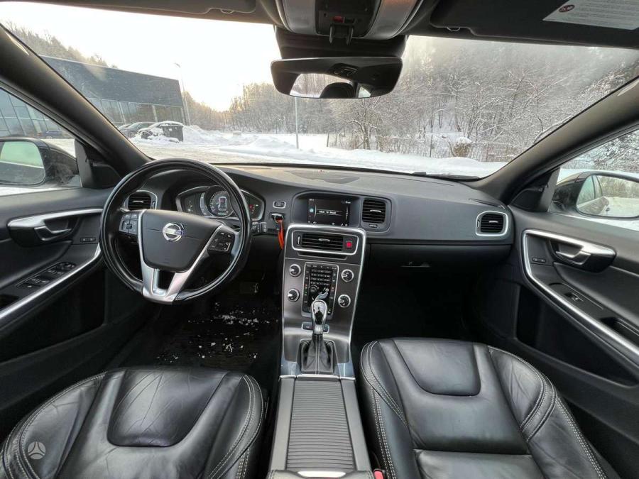 Black Volvo V60 2014 in Vilnius, with an engine capacity of 2.40 L and mileage of 296 thousand km for 7900 €, photo 11 on AUTOMOTO.COM.LV