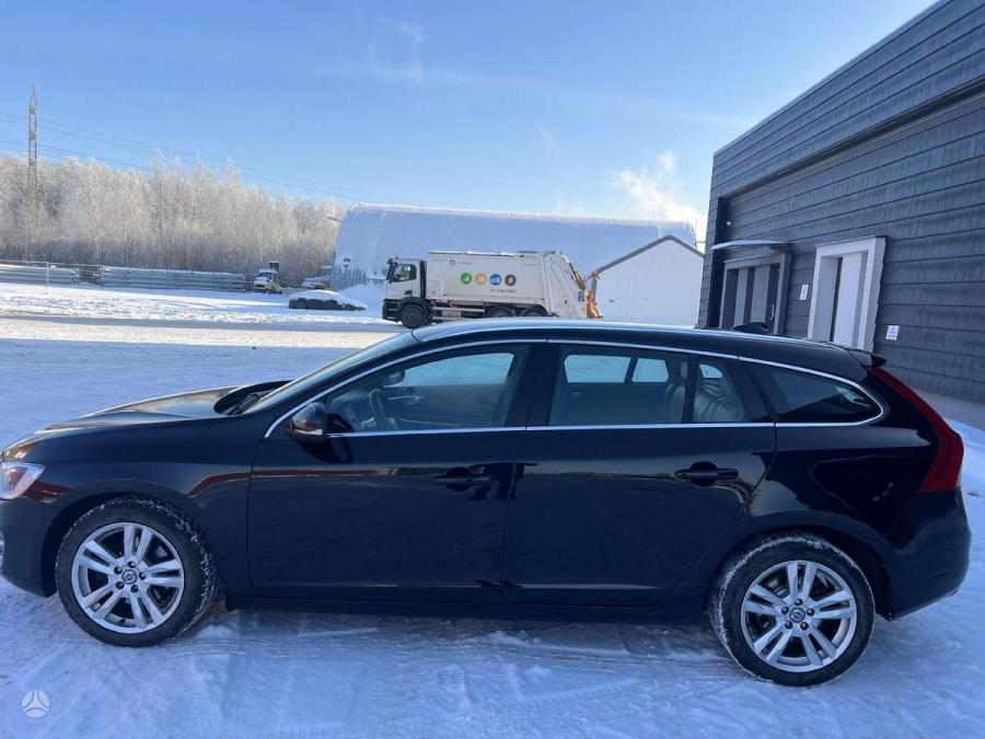 Black Volvo V60 2014 in Kaunas, with an engine capacity of 1.98 L and mileage of 286 thousand km for 8190 €, photo 8 on AUTOMOTO.COM.LV