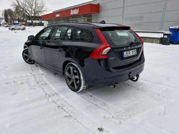 Melns Volvo V60 2014 Alīta, ar dzinēja tilpumu 1.98 L un nobraukumu 250 tūkst. km par 8170 €, foto 4 vietnē AUTOMOTO.COM.LV