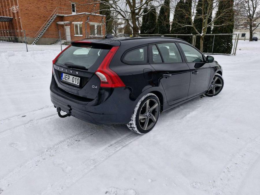 Black Volvo V60 2014 in Alytus, with an engine capacity of 1.98 L and mileage of 250 thousand km for 8170 €, photo 2 on AUTOMOTO.COM.LV