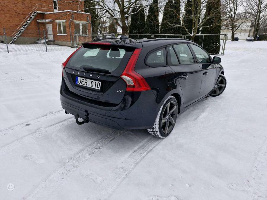 Black Volvo V60 2014 in Alytus, with an engine capacity of 1.98 L and mileage of 250 thousand km for 8170 €, photo 8 on AUTOMOTO.COM.LV