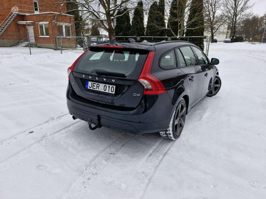 Black Volvo V60 2014 in Alytus, with an engine capacity of 1.98 L and mileage of 250 thousand km for 8170 €, photo 12 on AUTOMOTO.COM.LV