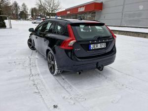 Black Volvo V60 2014 in Alytus, with an engine capacity of 1.98 L and mileage of 250 thousand km for 8170 €, photo 14 on AUTOMOTO.COM.LV