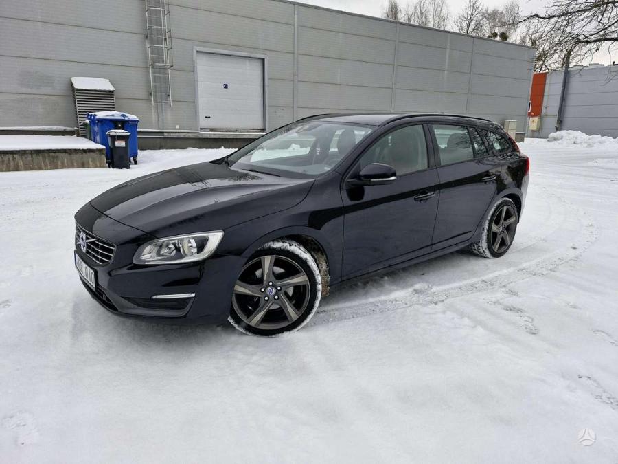 Black Volvo V60 2014 in Alytus, with an engine capacity of 1.98 L and mileage of 250 thousand km for 8170 €, photo 15 on AUTOMOTO.COM.LV