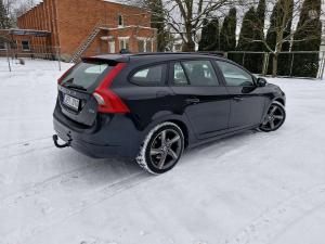 Black Volvo V60 2014 in Alytus, with an engine capacity of 1.98 L and mileage of 250 thousand km for 8170 €, photo 16 on AUTOMOTO.COM.LV