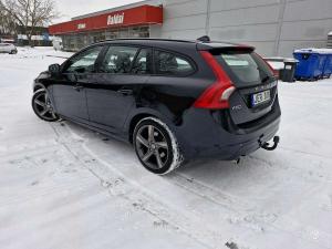 Black Volvo V60 2014 in Alytus, with an engine capacity of 1.98 L and mileage of 250 thousand km for 8170 €, photo 18 on AUTOMOTO.COM.LV