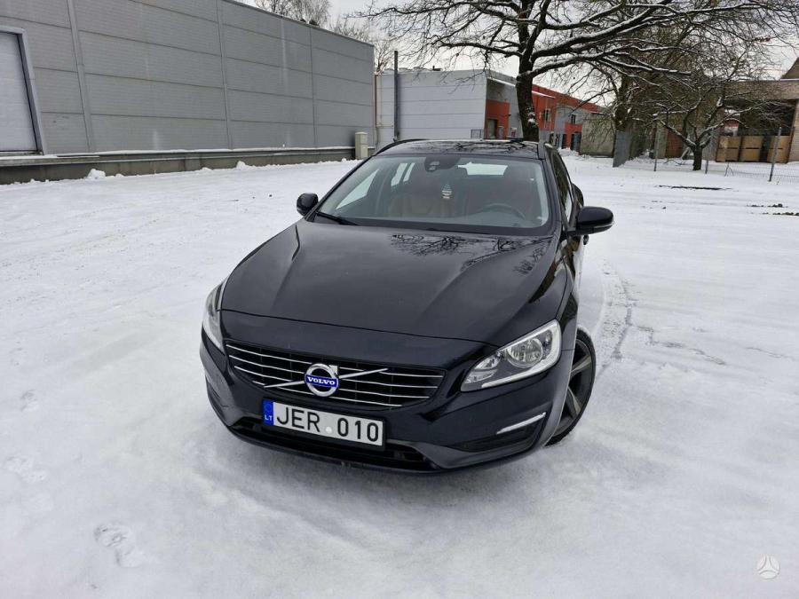 Black Volvo V60 2014 in Alytus, with an engine capacity of 1.98 L and mileage of 250 thousand km for 8170 €, photo 19 on AUTOMOTO.COM.LV