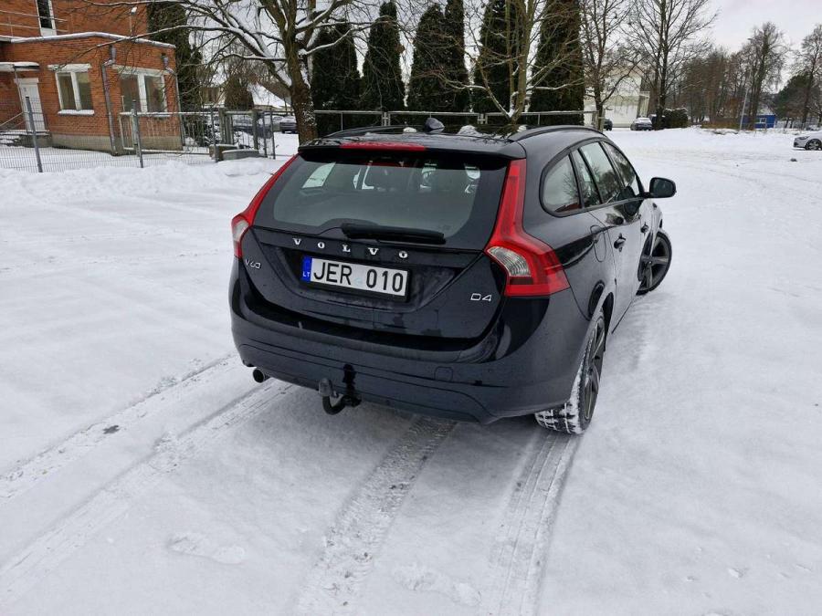 Black Volvo V60 2014 in Alytus, with an engine capacity of 1.98 L and mileage of 250 thousand km for 8170 €, photo 20 on AUTOMOTO.COM.LV