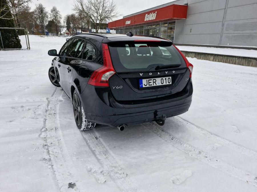 Black Volvo V60 2014 in Alytus, with an engine capacity of 1.98 L and mileage of 250 thousand km for 8170 €, photo 22 on AUTOMOTO.COM.LV