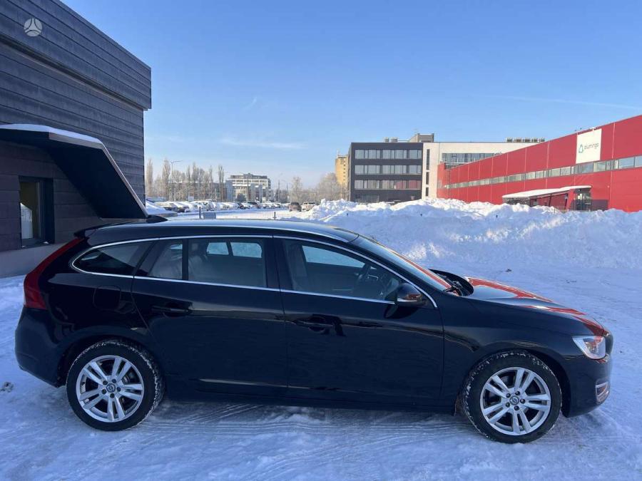 Black Volvo V60 2014 in Kaunas, with an engine capacity of 1.98 L and mileage of 286 thousand km for 8190 €, photo 7 on AUTOMOTO.COM.LV
