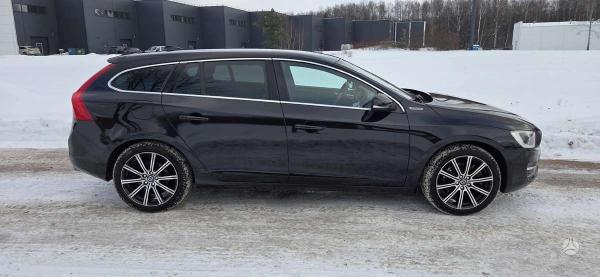 Melns Volvo V60 2014 Kauņa, ar dzinēja tilpumu 2.40 L un nobraukumu 240 tūkst. km par 7250 €, foto 3 vietnē AUTOMOTO.COM.LV
