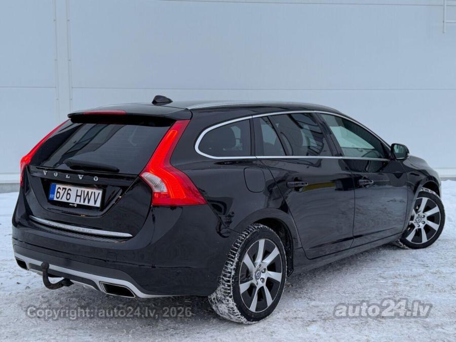Black Volvo V60 2014 in Tallinn, with an engine capacity of 2.40 L and mileage of 230 thousand km for 9299 €, photo 3 on AUTOMOTO.COM.LV