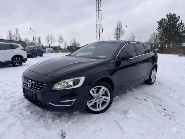 Black Volvo V60 2014 in Alytus, with an engine capacity of 2.40 L and mileage of 259 thousand km for 7400 €, photo 4 on AUTOMOTO.COM.LV