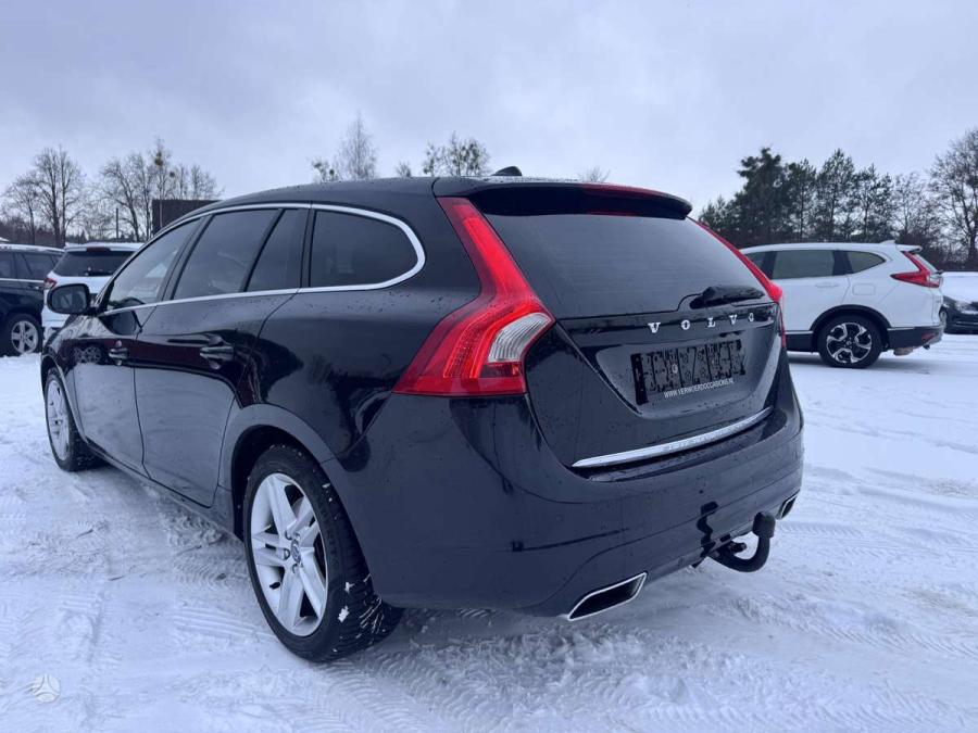 Melns Volvo V60 2014 Alīta, ar dzinēja tilpumu 2.40 L un nobraukumu 259 tūkst. km par 7400 €, foto 11 vietnē AUTOMOTO.COM.LV