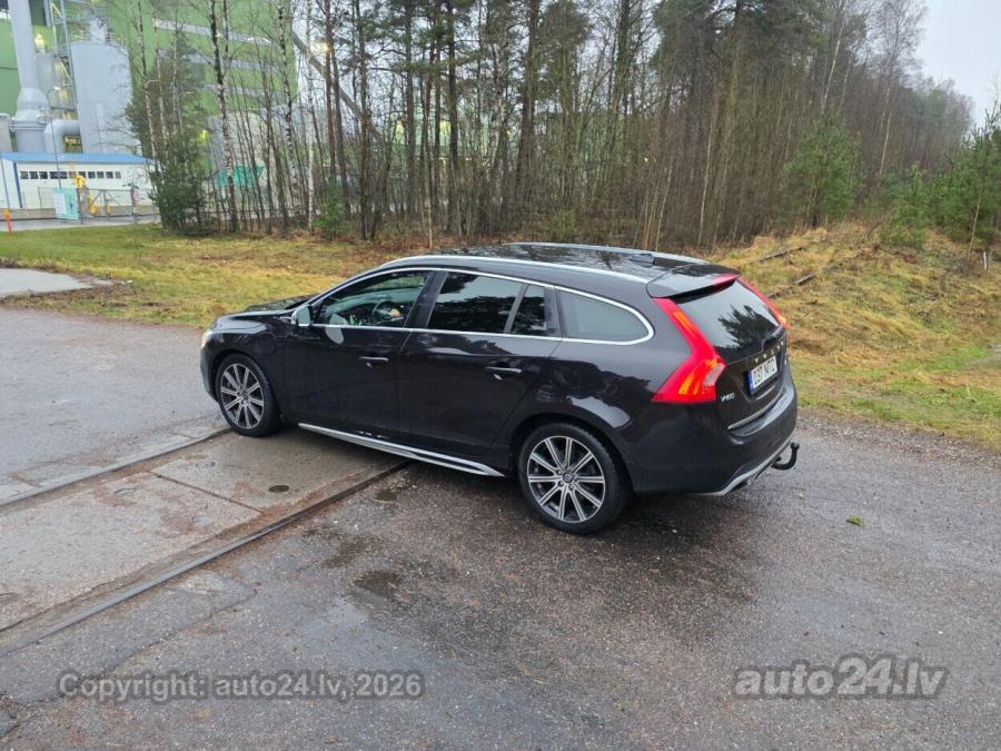 Black Volvo V60 2014 in Tallinn, with an engine capacity of 2.40 L and mileage of 400 thousand km for 9500 €, photo 4 on AUTOMOTO.COM.LV