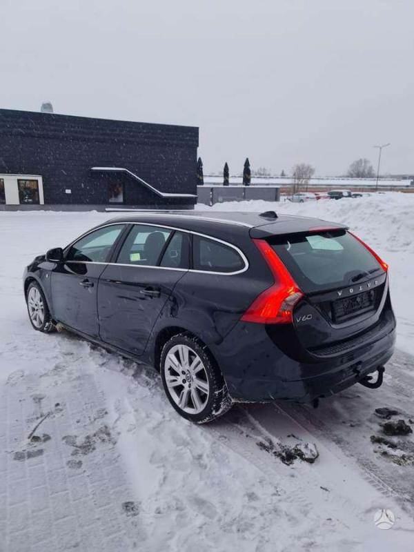 Melns Volvo V60 2014 Kauņa, ar dzinēja tilpumu 1.56 L un nobraukumu 260 tūkst. km par 7250 €, foto 10 vietnē AUTOMOTO.COM.LV