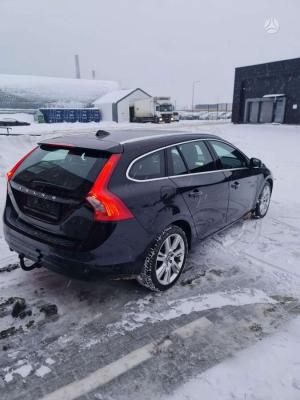 Melns Volvo V60 2014 Kauņa, ar dzinēja tilpumu 1.56 L un nobraukumu 260 tūkst. km par 7250 €, foto 15 vietnē AUTOMOTO.COM.LV