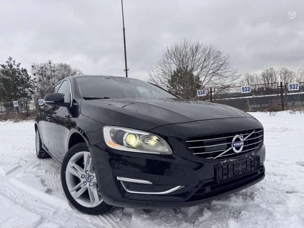 Melns Volvo V60 2014 Alīta, ar dzinēja tilpumu 2.40 L un nobraukumu 263 tūkst. km par 7450 €, foto 5 vietnē AUTOMOTO.COM.LV