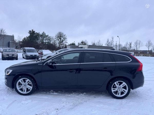 Melns Volvo V60 2014 Alīta, ar dzinēja tilpumu 2.40 L un nobraukumu 263 tūkst. km par 7450 €, foto 8 vietnē AUTOMOTO.COM.LV