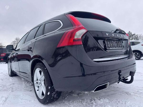 Melns Volvo V60 2014 Alīta, ar dzinēja tilpumu 2.40 L un nobraukumu 263 tūkst. km par 7450 €, foto 10 vietnē AUTOMOTO.COM.LV
