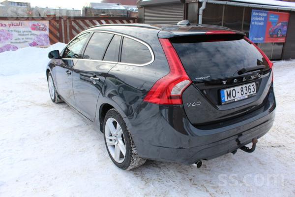 Black Volvo V60 2014 in Liepaja, with an engine capacity of 2.00 L and mileage of 266 thousand km for 7250 €, photo 3 on AUTOMOTO.COM.LV