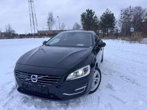 Melns Volvo V60 2014 Alīta, ar dzinēja tilpumu 2.40 L un nobraukumu 260 tūkst. km par 7250 €, foto 4 vietnē AUTOMOTO.COM.LV