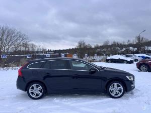 Melns Volvo V60 2014 Alīta, ar dzinēja tilpumu 2.40 L un nobraukumu 260 tūkst. km par 7250 €, foto 7 vietnē AUTOMOTO.COM.LV