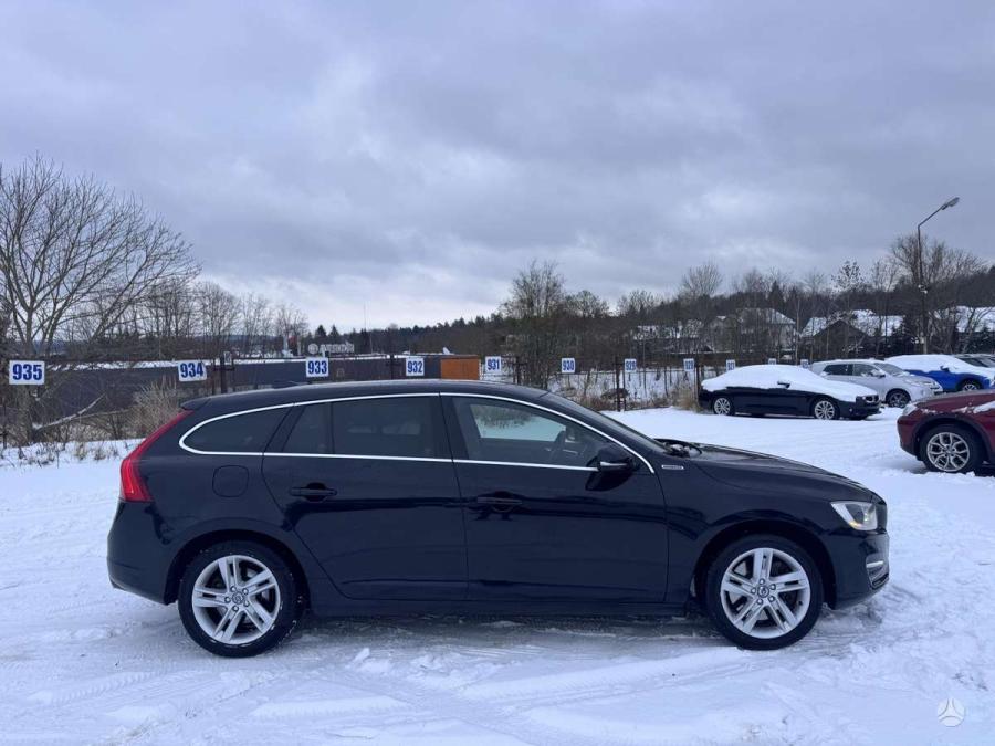 Melns Volvo V60 2014 Alīta, ar dzinēja tilpumu 2.40 L un nobraukumu 260 tūkst. km par 7250 €, foto 7 vietnē AUTOMOTO.COM.LV