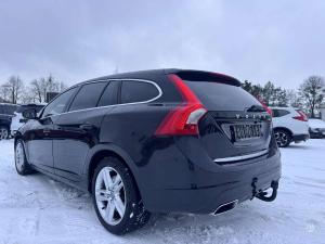 Melns Volvo V60 2014 Alīta, ar dzinēja tilpumu 2.40 L un nobraukumu 260 tūkst. km par 7250 €, foto 10 vietnē AUTOMOTO.COM.LV